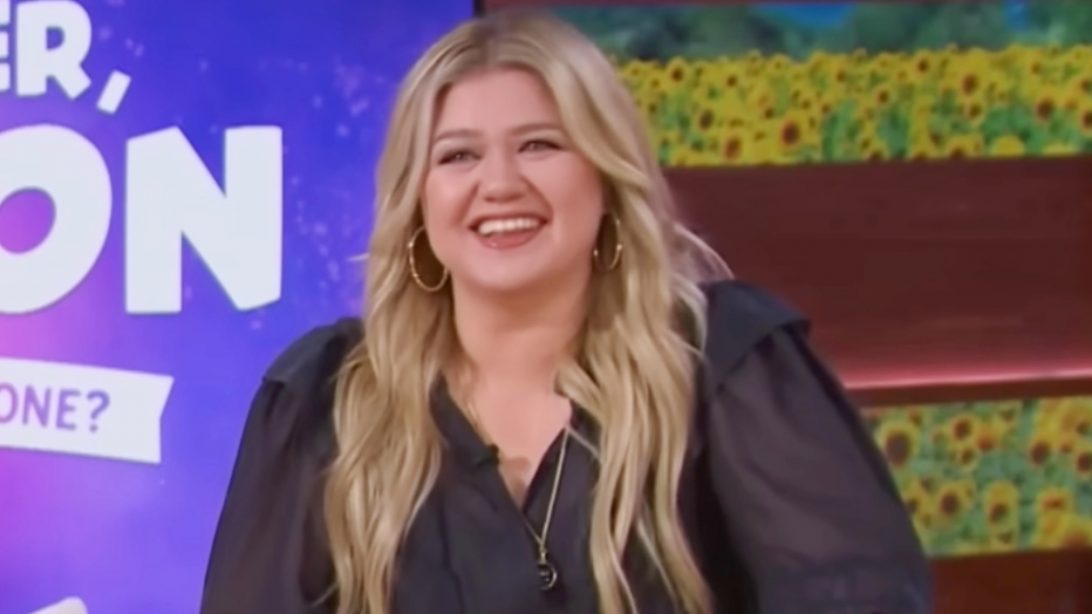 7 Things To Know About Kelly Clarkson – Country Music Nation