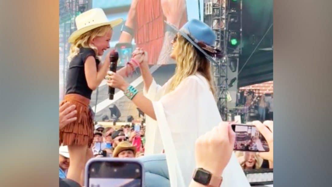Girl Cries Happy Tears When Lainey Wilson Brings Her Onstage – Country ...