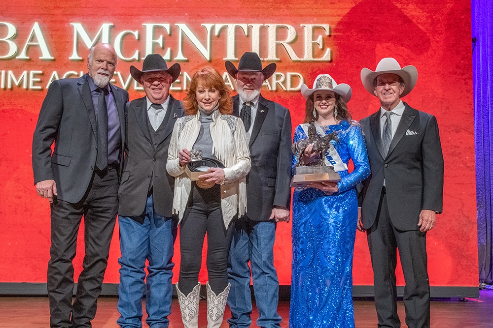 Watch Reba's Emotional Speech As She Accepts The Western Heritage ...