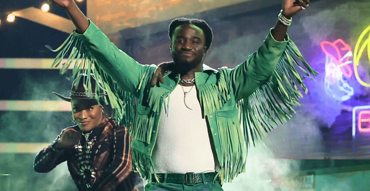 Shaboozey Performs "A Bar Song (Tipsy)" and New Single "Highway" at the ...