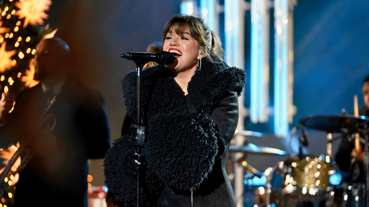 Kelly Clarkson Performs Original Song "You For Christmas" At ...