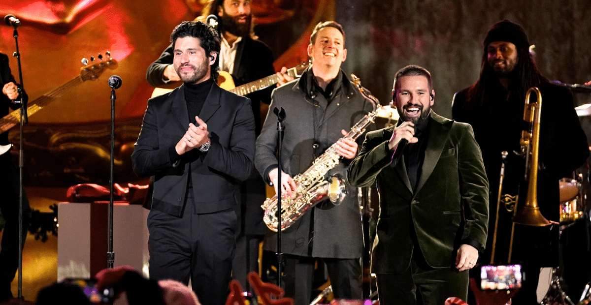 Dan + Shay Give Energetic Performance of "It's The Most Wonderful Time ...