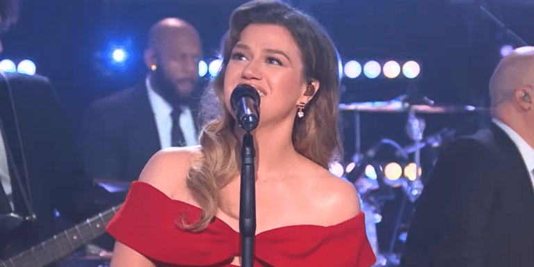 Kelly Clarkson Shows Her Christmas Spirit With a Cover of 'Sleigh Ride ...