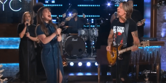 Kelly Clarkson Fills In For Lainey Wilson To Sing "GO HOME W U" With ...