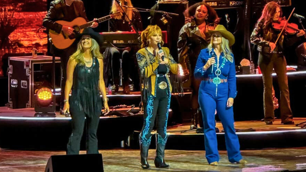 Reba Brings Out Lainey Wilson & Miranda Lambert To Perform During First ...