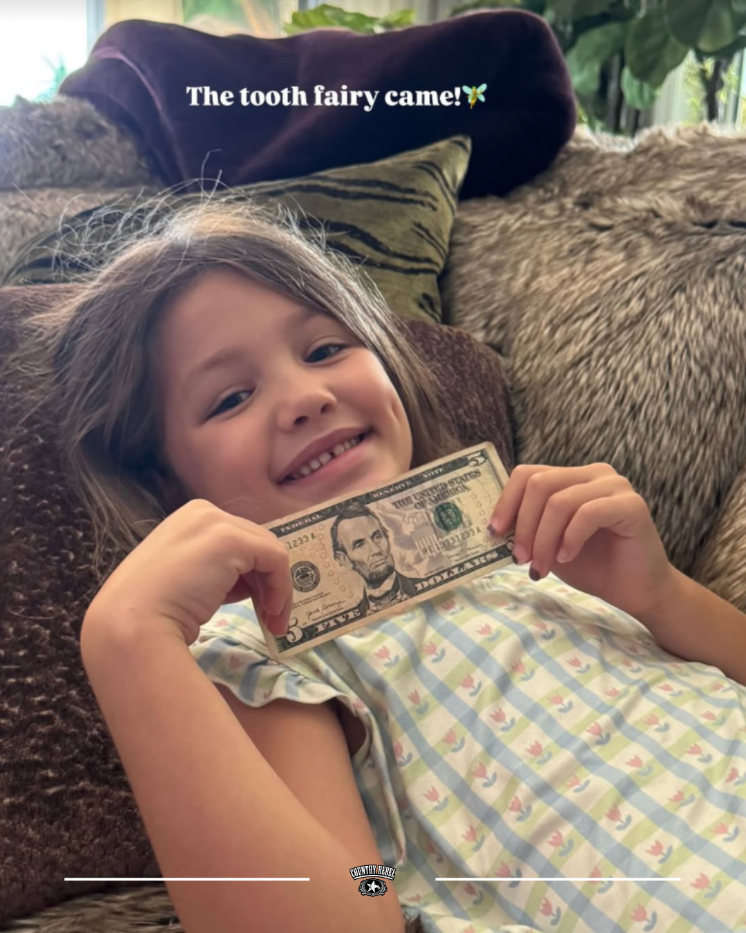 WATCH: Jason Aldean Helps Pull Daughter Navy’s First Tooth & She Reacts ...