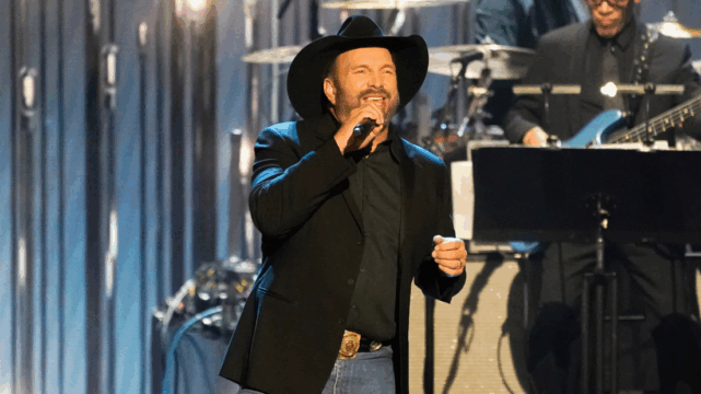 Garth Brooks Delivers Energetic Performance Of KISS "Shout It Out Loud ...