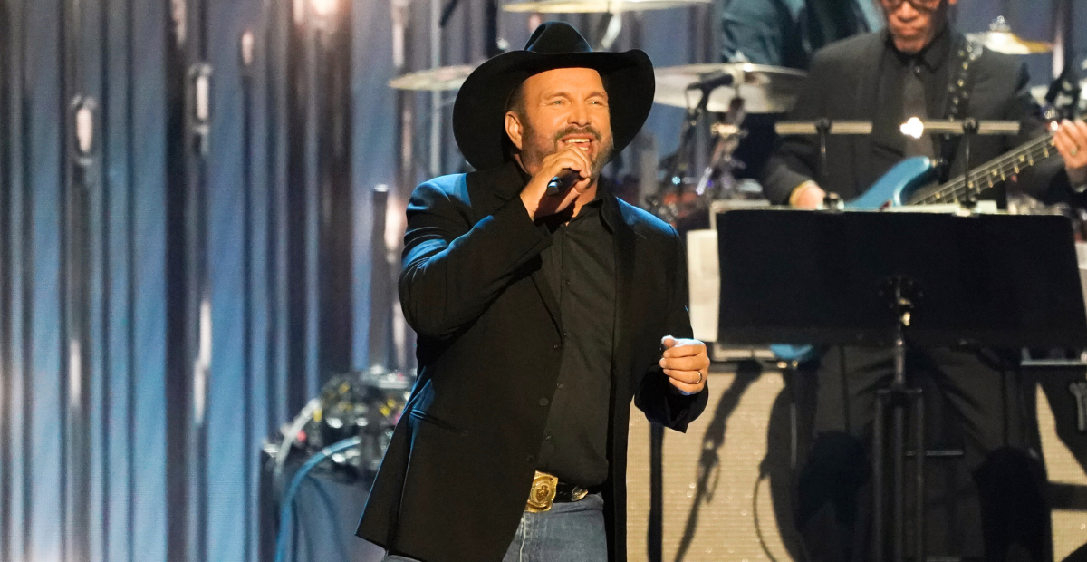 Garth Brooks Delivers Energetic Performance Of KISS "Shout It Out Loud ...